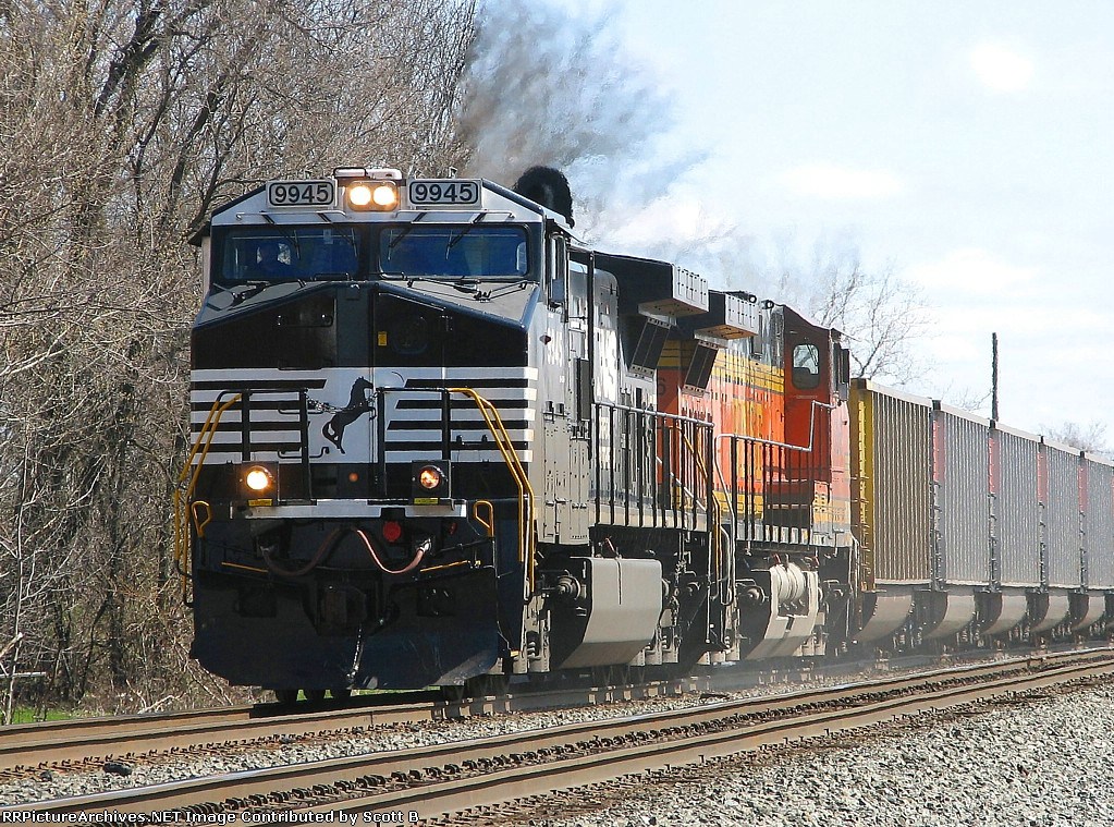 NS 9945 NS 560 puts the sand to the rails after waiting for several trains